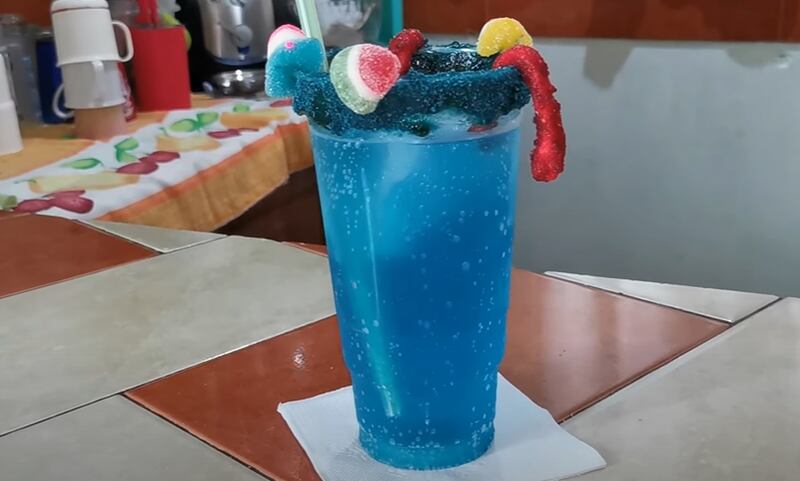 Adiós al ‘país de los pitufos’: ¿Qué tanto daño hace beber ‘azulitos’ y ...