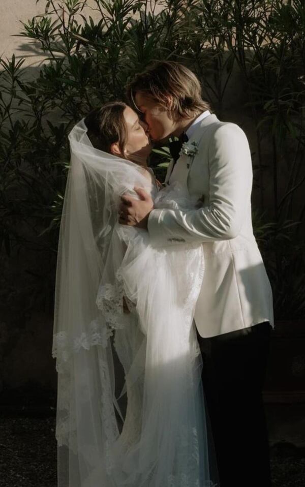 (FOTOS) Así fue la lujosa boda de Millie Bobby Brown, protagonista de ...
